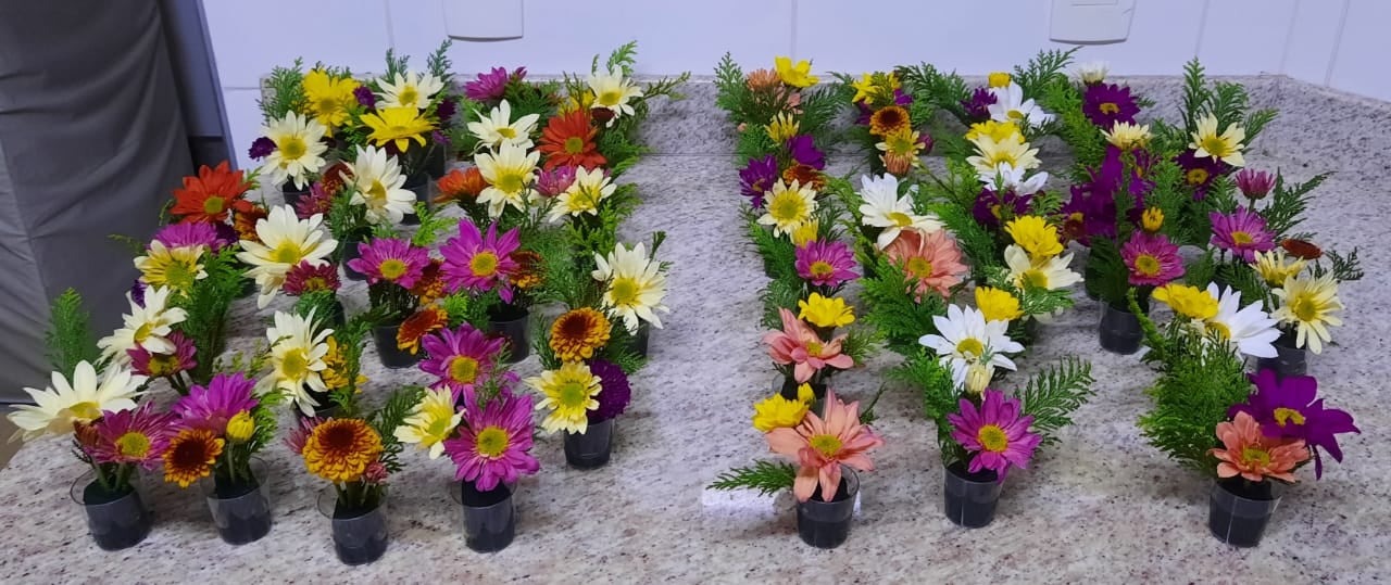 Profissionais de saúde do HC e Caism ganham arranjos de flores ...